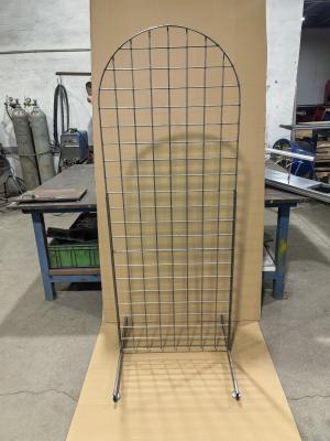 Cina ESPOSITORE A GRIGLIA CON DESIGN A PARTE SUPERIORE ARCUATA, 65” H x 24” L x 24” P in vendita