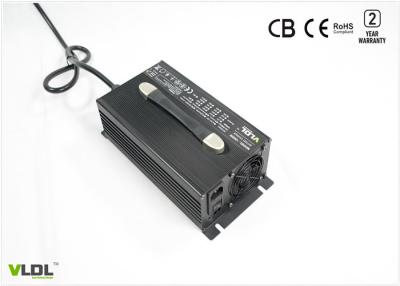 中国 LCDのボルトおよび現在の表示を持つ黒い銀製の自動電池のリチウム充電器 販売のため