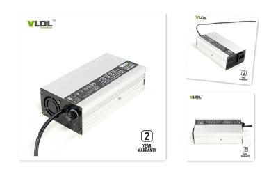 Cina caricarsi automatico ed astuto del caricatore della batteria al litio di 12V 14V 10Amps LiFePO4 in vendita