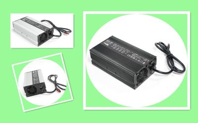中国 12V 30Aのリチウム電池の充電器110 - 240VacはEV 2.5KGのためのPFCのスマートな充満と入りました 販売のため