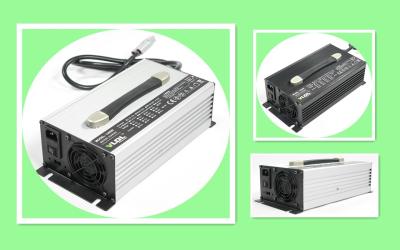 中国 フィートの取付けを用いるOEMのリチウム イオン オートバイの充電器60V 15A最高69.7V 販売のため