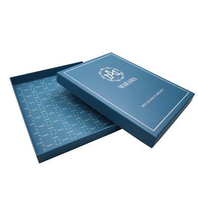 China Custom Order Accepted Clothing Packaging Paper Clothes Box with Custom Size Handle for sale