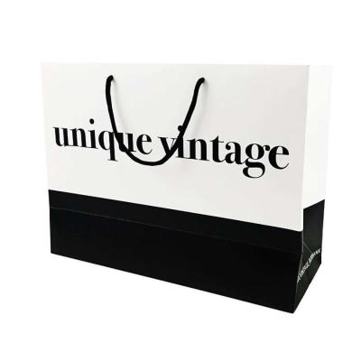 Cina Logo personalizzato Abbigliamento Shopping Regalo Gioielli Imballaggio Borsa di carta con finitura di timbro d'oro in vendita