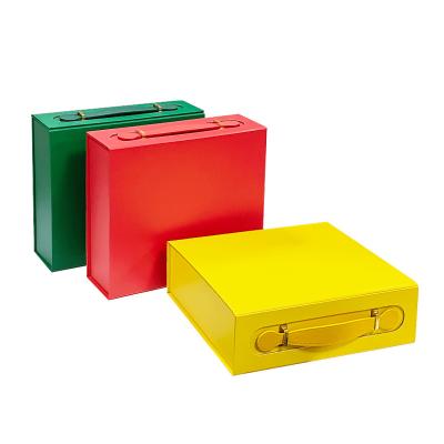 Cina Scatola regalo con logo personalizzato realizzata con cartone riciclabile e manico pratico in pelle in vendita