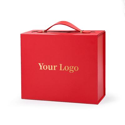Cina Scatola regalo con logo personalizzato realizzata con cartone riciclabile e manico pratico in pelle in vendita