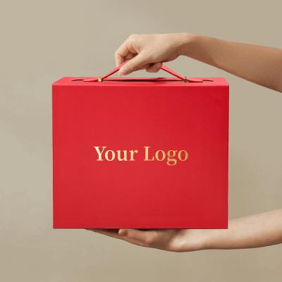 Cina Scatola regalo con logo personalizzato realizzata con cartone riciclabile e manico pratico in pelle in vendita