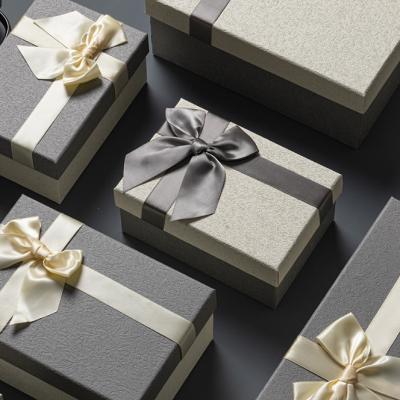 China High End Gift Box Verpakking Aanpasbare maat Voor Valentijnsdag Moedersdag Zwarte witte boog Decoratie Gift Box Te koop