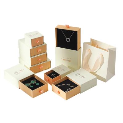 China Conjunto de cosméticos personalizados cajón deslizante rígido extraíble joyería embalaje de regalo caja de papel con inserto en venta