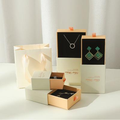 China Conjunto de cosméticos personalizados cajón deslizante rígido extraíble joyería embalaje de regalo caja de papel con inserto en venta
