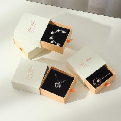 China Conjunto de cosméticos personalizados cajón deslizante rígido extraíble joyería embalaje de regalo caja de papel con inserto en venta