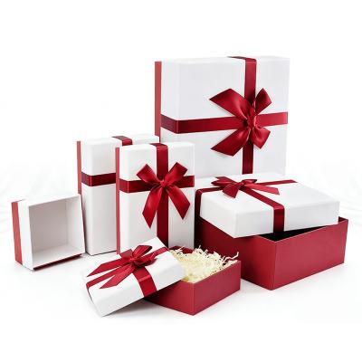 China Caja rígida de regalo de lujo personalizada de fábrica con tapa, cartón estucado con laminación mate, relieve y estampado para embalaje de regalo en venta