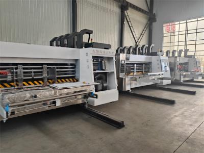 Cina Macchina di stampa flessibile a cartone ondulato a 4 colori e adesivo per cartoni automatici in vendita