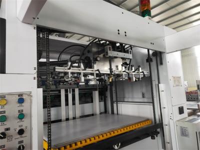 Cina Macchina di imballaggio a stampo a taglio a stampo piatto a propulsione elettrica completamente automatica per la lavorazione della carta in vendita