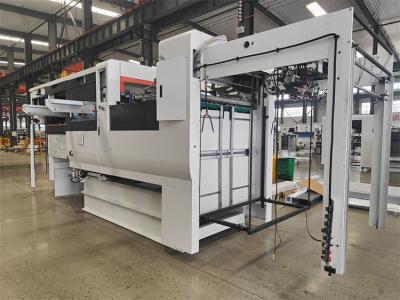 Cina Alberghi Precision Feed Cardboard Die Cutting Machine con modello di progettazione e alta velocità in vendita