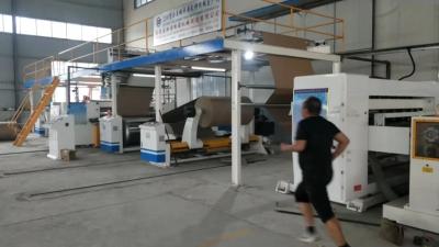 China 4500 kg Linha de produção de placas onduladas com controlo de frequência e saída horizontal à venda