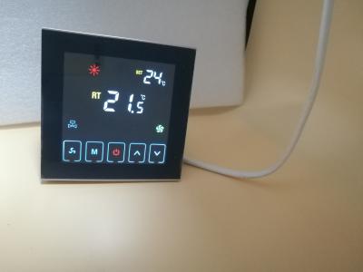 China 3/2 Weisen-Ventil-Steuerventilatorkonvektor-Einheits-Thermostat mit bunter LCD-Anzeige zu verkaufen
