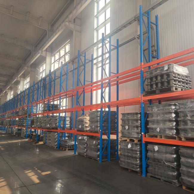 Industrial storage rack with adjustable shelves