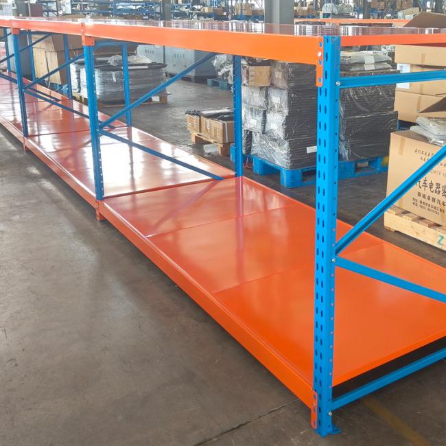 Adjustable shelving rack with multiple levels