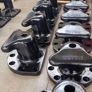 China 100T Bollards voor kleine boten Jetty Bollards gietijzer T-kop gegalvaniseerd dokdocking Te koop