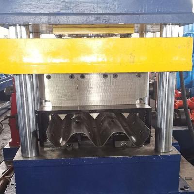 China 100ft/Min Highway Guardrail Roll Forming Machine High Productivity for sale
