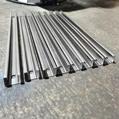 Cina 15kw Unistrut rotolo che forma macchina, macchina di laminazione di canale del puntone d'acciaio in vendita