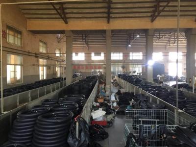 China Valven en sterkte van 10-12 MPA Brazilië Markt Motorfietsband Inner Tube 3.00-18 Te koop