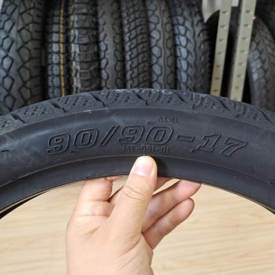 Cina 130/70-17 Pneumatici per motociclette con peso di 5,3 kg e prestazioni durevoli in vendita