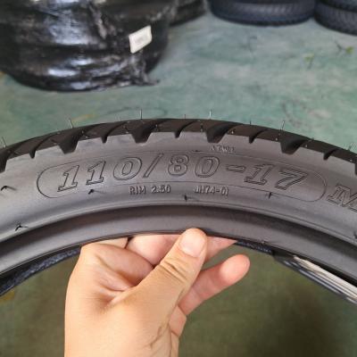 Cina 130/70-17 Pneumatici per motociclette con peso di 5,3 kg e prestazioni durevoli in vendita