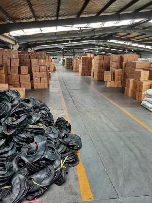 Cina 85 mm di larghezza tubo interno di gomma naturale motociclo tubo pneumatico motore con elevata flessibilità in vendita