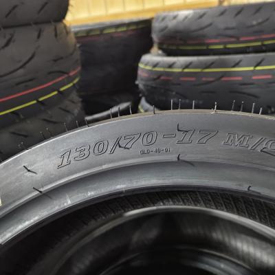 Cina Materiale grezzo di gomma naturale Pneumatici per moto 130/70-17 Pneumatici per moto 17 in vendita