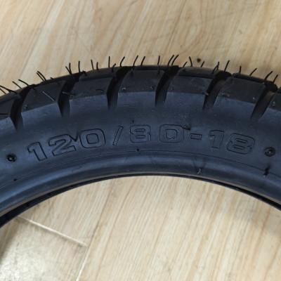 Cina Dimensione pneumatico 120/80-18 Nero pneumatico senza tubo per moto adatta a tutti i terreni in vendita