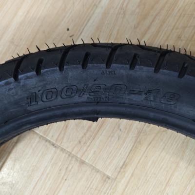 Cina 100/90-18 pneumatici per moto senza tubi con contenuto di gomma naturale del 35%-55% in vendita