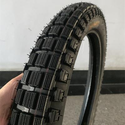Cina Porto di Qingdao carico Bajaj Boxer Pneumatico moto 3.00-18 con 20000 KM vita utile in vendita