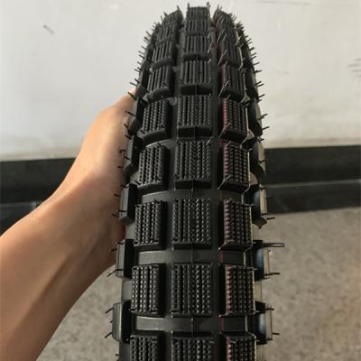 Cina Porto di Qingdao carico Bajaj Boxer Pneumatico moto 3.00-18 con 20000 KM vita utile in vendita