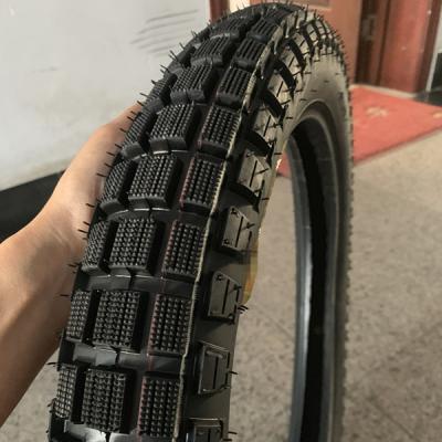 Cina Porto di Qingdao carico Bajaj Boxer Pneumatico moto 3.00-18 con 20000 KM vita utile in vendita