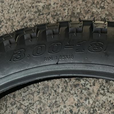 Cina Porto di Qingdao carico Bajaj Boxer Pneumatico moto 3.00-18 con 20000 KM vita utile in vendita