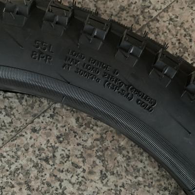 Cina Porto di Qingdao carico Bajaj Boxer Pneumatico moto 3.00-18 con 20000 KM vita utile in vendita