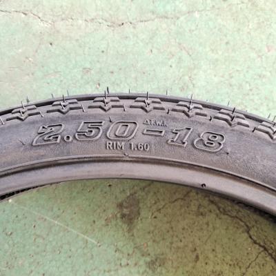 Cina Carico di pneumatici per motocicli e tubi interni di pneumatici con tubi di gomma butila in vendita