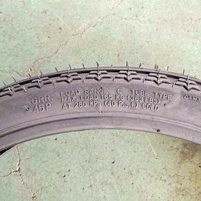 Cina Carico di pneumatici per motocicli e tubi interni di pneumatici con tubi di gomma butila in vendita