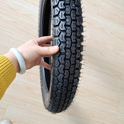 Cina 3.25-18 Pneumatici per motociclisti Nero senza tubi con materia prima Natura gomma acciaio Nylon in vendita