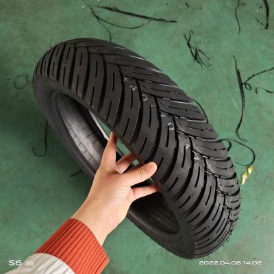 Cina 140/70-17 8 Ply Rate Nero pneumatico da motocicletta 18 pollici Prodotto per il carico Porto Qingdao in vendita