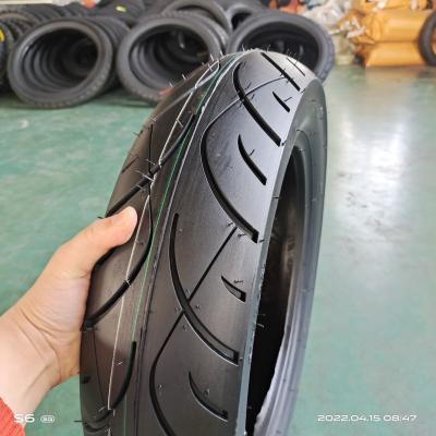 中国 110/90-13 モーターサイクルのタイヤ 黒いナイロンタイヤ 6pr/8pr Ply Rating 販売のため