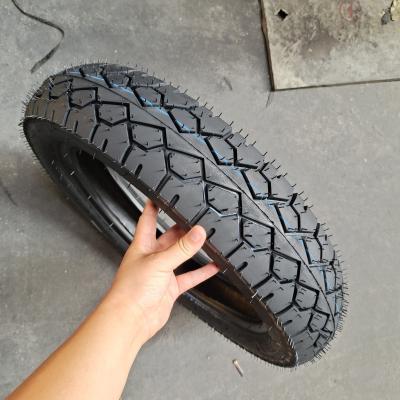 中国 モーターサイクルのタイヤ 天然ゴム含有量35%~55%のタイヤ110/90-16 販売のため