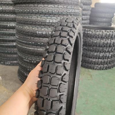 Cina Contenuto di gomma del 35%-55% Pneumatici per motocicli di gomma naturale 3.00-18 Pneumatici senza tubi al meglio in vendita