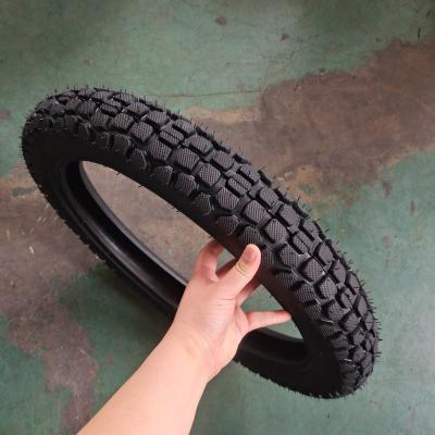 Cina Contenuto di gomma del 35%-55% Pneumatici per motocicli di gomma naturale 3.00-18 Pneumatici senza tubi al meglio in vendita