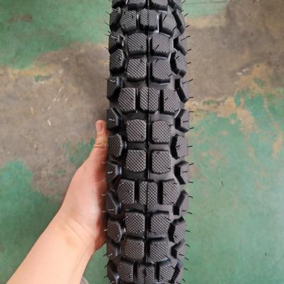 Cina Contenuto di gomma del 35%-55% Pneumatici per motocicli di gomma naturale 3.00-18 Pneumatici senza tubi al meglio in vendita