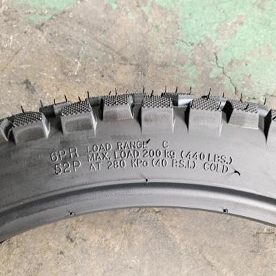 Cina Contenuto di gomma del 35%-55% Pneumatici per motocicli di gomma naturale 3.00-18 Pneumatici senza tubi al meglio in vendita