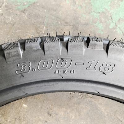 Cina Contenuto di gomma del 35%-55% Pneumatici per motocicli di gomma naturale 3.00-18 Pneumatici senza tubi al meglio in vendita
