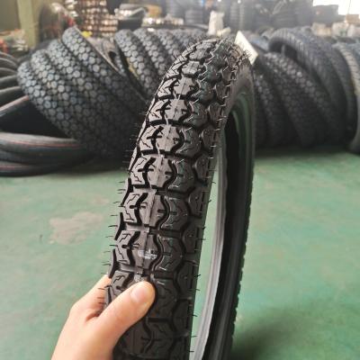 中国 ナチュラルゴムモーターサイクルのタイヤ 3.00-17 6PR/8PR プレイスレーティングの優れた体験 販売のため