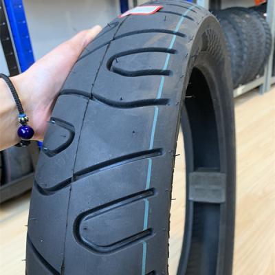 中国 110/80-17 20000 KM の使用寿命と耐久性のある建設のモーターサイクルのタイヤを禁止 販売のため